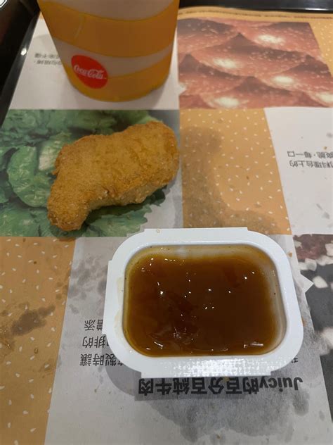 有人吃G塊也會把肉跟皮分開吃嗎ʕ ᴥʔ 沒有的話以下提供教學 1 雞塊原形 2 咬掉一邊的皮 3 另一邊也是 4 中間整片就很好咬