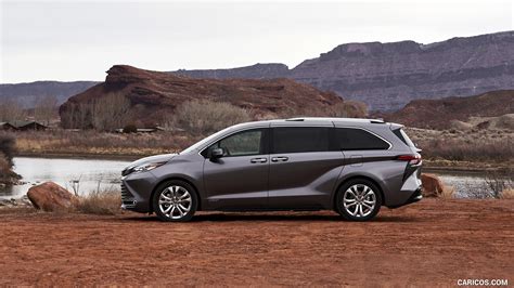 Toyota Sienna My Platinum Hybrid Side