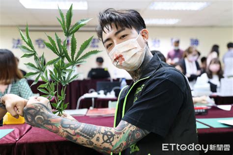 謝和弦穿高中制服沒有補過習網質疑學歷亮畢業證書反擊了 ETtoday星光雲 ETtoday新聞雲