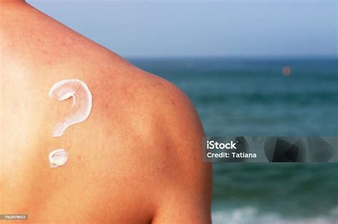 남성 백 피부 보호 컨셉에 자외선 차단제로 그려진 물음표 물음표에 대한 스톡 사진 및 기타 이미지 물음표 햇볕 차단 로션