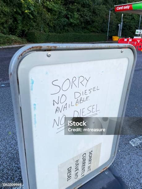 가스 앞마당에서 자필 자문 표지판의 클로즈업 이미지 운전자 공황 구매 제한된 분포 연료 부족 위기 개념 가솔린에 대한 스톡 사진 및 기타 이미지 Istock