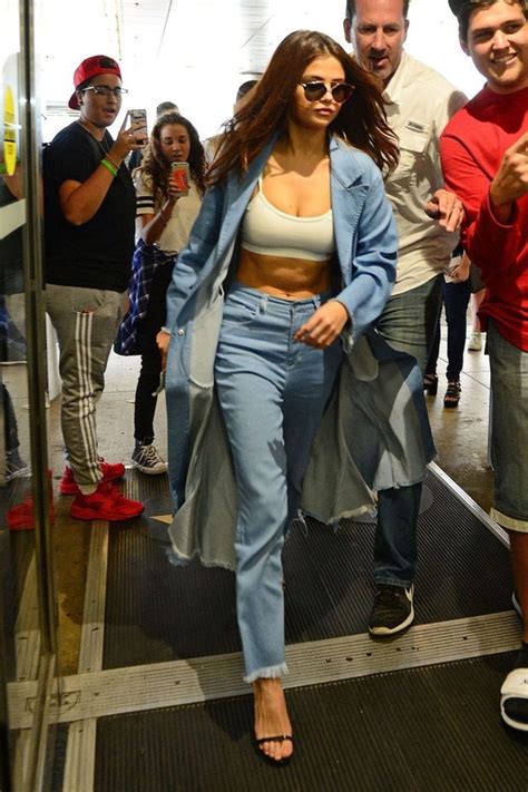 Foto De Selena Gomez Showing Her 6 Pack