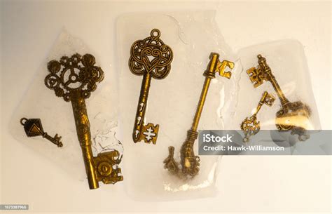 얼음 열쇠 청동 열쇠 수제 장식용 열쇠 독특한 디자인과 패턴이 있는 시계 및 보물 상자 모양 얼음에 얼어붙은 0명에 대한 스톡 사진 및 기타 이미지 Istock