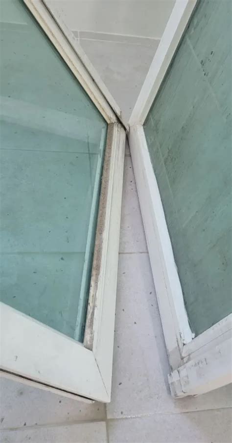 내부창문이 너무더러워서 청소를맡겼는데 구석구석 정말깨끗하게 해주셨어요 찌든때가 장난아니였는데 고생하시면서 청소해주시니 정말 감사했네요 합리적인비용에 다음에 또 이용하려구요