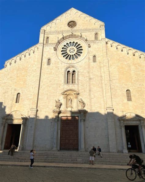 Bari Vecchia Old Town In The New City Lions In The Piazza