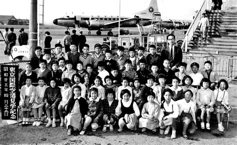 昭和35年（1960）4月22日、横浜の小学生が東京国際空港（羽田）を見学。