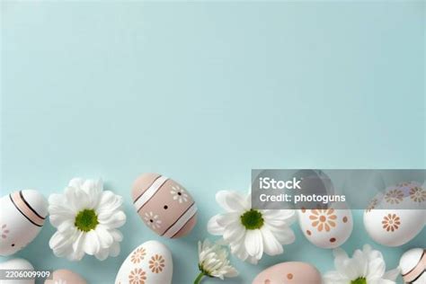 파스텔 블루 배경에 꽃무늬 줄무늬 점선 패턴이 있는 손으로 그린 부활절 달걀 플랫 레이 평면도 복사 공간 0명에 대한 스톡 사진 및 기타 이미지 Istock