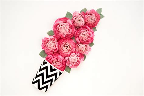 꽃집과 커피숍의 개념입니다 커피 컵과 꽃 갈 커피 꽃잎 장미와 Ranunculus입니다 발렌타인 데이 낭만적 인 배경 텍스트를 위한 공간입니다 0명에 대한 스톡 사진 및