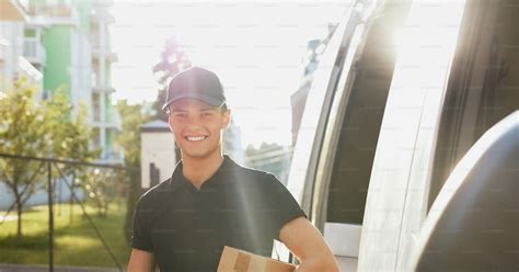 택배 배달 서비스 야외에서 차 근처에서 패키지를 배달하는 상자를 가진 남자 고해상도 사진 Unsplash의 우크라이나 이미지