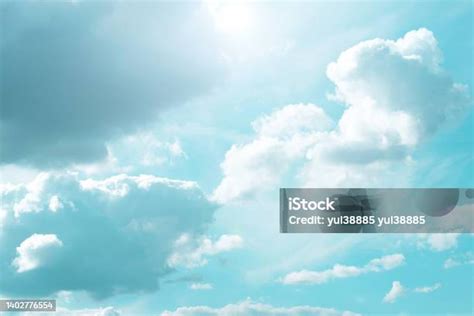 구름과 햇빛 하얀 구름과 밝은 푸른 하늘에 태양 광선 푸른 색조의 아름다운 하늘 벽지sky는 매우 밝은 파스텔 색상입니다 천국 배경 0명에 대한 스톡 사진 및 기타 이미지