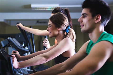 남자와 피트 니스 운동을 하 고 훈련 체육관에서 여자의 그룹 재미에 대한 스톡 사진 및 기타 이미지 재미 3 명 건강한 생활방식 Istock