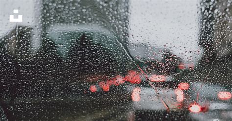 비로 덮인 창문을 통해 보이는 거리의 모습 사진 Unsplash의 무료 바람막이 유리 이미지