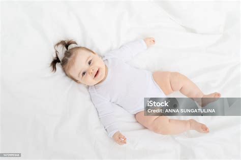 하얀 침대에 집에서 침대에 누워있는 아기 행복한 사랑하는 가족과 아이들의 개념 18 23 개월에 대한 스톡 사진 및 기타 이미지 18 23 개월 귀여운 담요 Istock