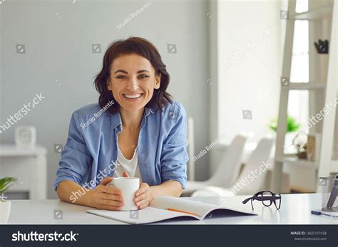 새벽 작가의 책상 노트북 165개가 넘는 로열티 프리 라이선스 대상 스톡 사진 Shutterstock