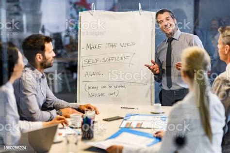 사무실에서 팀에 비즈니스 프레젠테이션을 제공하는 행복한 관리자 경영자에 대한 스톡 사진 및 기타 이미지 경영자 기업 문화