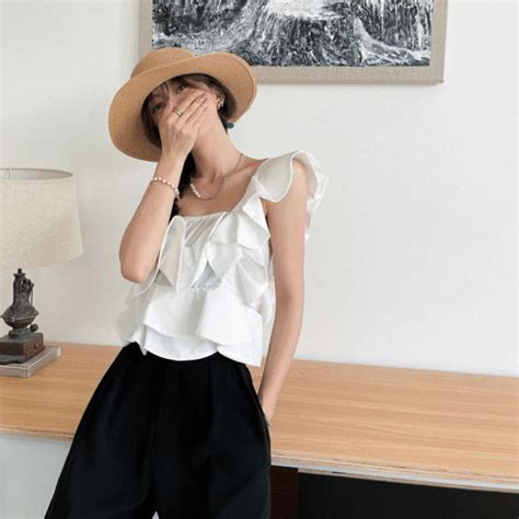 여름신상여름 블라우스 화이트 오프숄더 원숄더 프릴 크롭 민소매 셔츠 블라우스 밴딩 캉캉 여름 언발 탑 셔츠 20대 30대 러블리 여성의류 바캉스 비치 휴양룩 데이트
