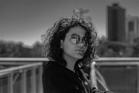 무료 이미지 화이트 검은 얼굴 검정색과 흰색 단색화 아름다움 눈 헤어 스타일 흑백 사진 사진술 말뿐인 긴 머리 사진 촬영 흑발 건축물 초상화