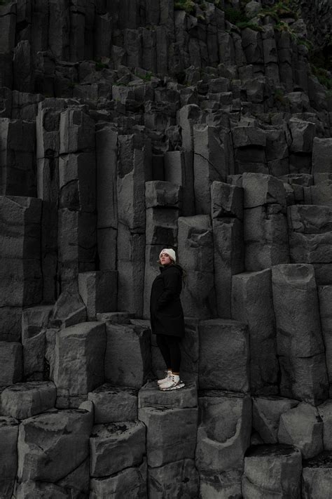 큰 바위 더미 위에 서 있는 사람 사진 Unsplash의 무료 비크 이미지