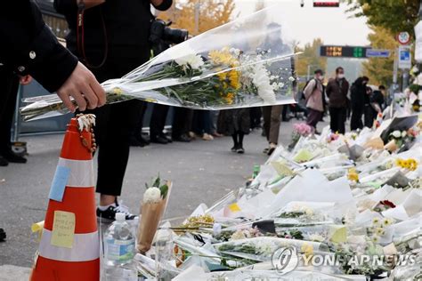 悼念人潮花海 韩联社