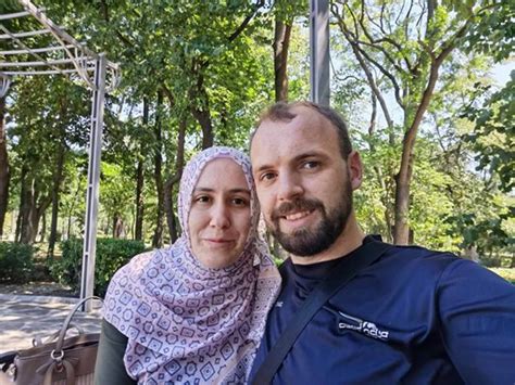 Кой има повече фенове Мустафа Емин като политик или съпругата му Айше като кулинарен блогър