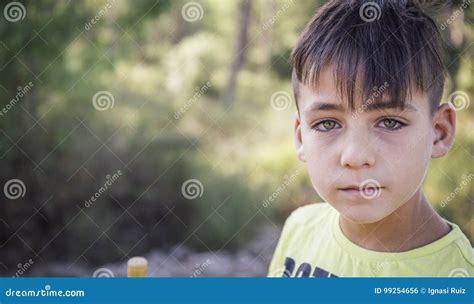 Мальчик с красивыми зелеными глазами Стоковое Фото изображение насчитывающей зеленый цвет