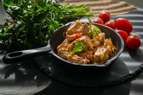 물고기 치 누 크 연어 야채 토마토 양파와 소박한 무 쇠 프라이팬에 양념 볶음 구이에 대한 스톡 사진 및 기타 이미지 구이 굽기 그릇 Istock