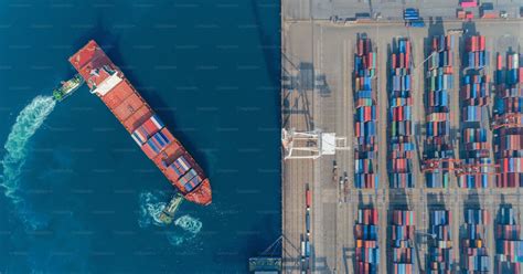 바다 항구에 공중 평면도 컨테이너 선박 및 작업 크레인 다리 선적 컨테이너 수입 수출 선적 또는 운송 사진 Unsplash의 산업 이미지