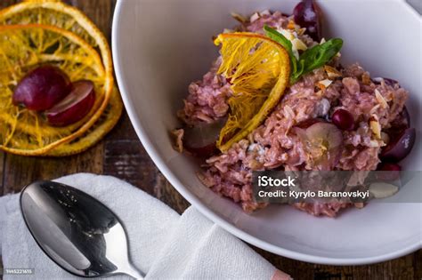 포도 포도 시럽 오렌지 칩 아몬드 플레이크와 오트밀 흰색 냅킨 숟가락 오렌지 칩 포도가 있는 나무 배경 0명에 대한 스톡 사진 및 기타 이미지 Istock