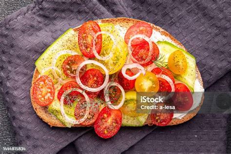 토마토 브루스케타 야채 간식 건강 한 식사 음식 간식 테이블 복사 공간 음식 배경 소박한 평면도 채식 채식 또는 채식 음식 0명에 대한 스톡 사진 및 기타 이미지 Istock