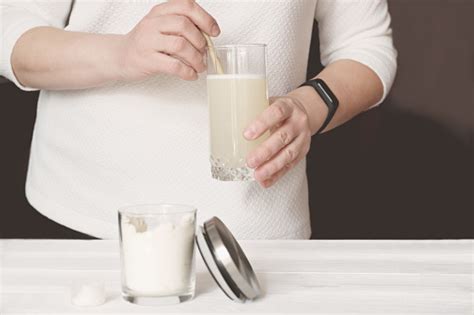 단백질 파우더를 곁들인 유리와 항아리에 유청 단백질 음료를 만드는 여성 치유 관절과 아름다움을 위한 보충 크롭 뷰 비건 식이 칵테일 가루로 빻은에 대한 스톡 사진 및 기타