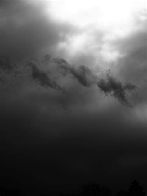 Des Nuages Orageux Dramatiques Avec Une Lumière Vive Qui Perçait Photo Image Gratuite De