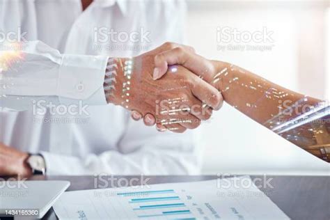 악수 B2b 비즈니스 미팅 및 비즈니스 사람들이 성공적인 협업 팀워크 및 파트너십을 위해 악수합니다 사무실에서 스타트업 물류 회사 직원의 환영과 지원에 감사드립니다 20