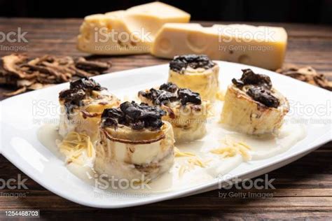 소박한 흰색 나무 테이블 배경 부드러운 빛에 흰색 접시에 네 치즈와 Mushuroom 소스를 홈 메이드 론델리 굽기에 대한 스톡 사진 및 기타 이미지 Istock