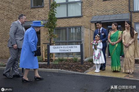 93歲英國女王「超長待機」，出門手捧鮮花心情不錯，深受民眾愛戴 每日頭條