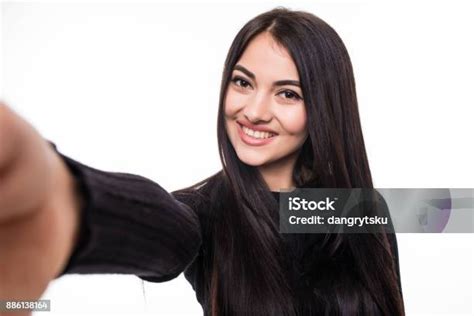 스마트폰 흰색 배경에 고립에 Selfie 사진 만들기 웃는 귀여운 여자의 초상화 경영자에 대한 스톡 사진 및 기타 이미지