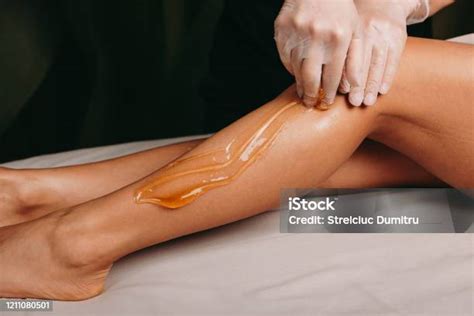 절차 중 젊은 전문가에 의해 스파 살롱에서 수행 설탕 제모 Waxing에 대한 스톡 사진 및 기타 이미지 Waxing 건강관리와 의술 깨끗한 Istock