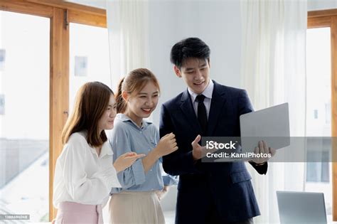 신생 기업을위한 마케팅 팀 회의 구현 계획을위한 회의를 브레인 스토밍 새로운 세대에 의한 관리 신생 기업을위한 마케팅 계획 스타트업 회사를 개설 3 명에 대한 스톡 사진 및