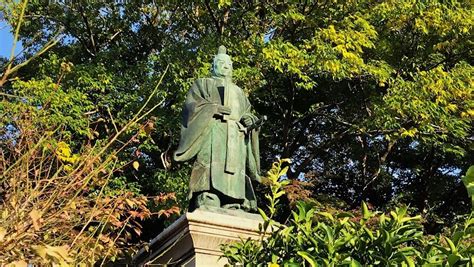 故郷に佇む井伊直弼の銅像（彦根市） 城のなごり