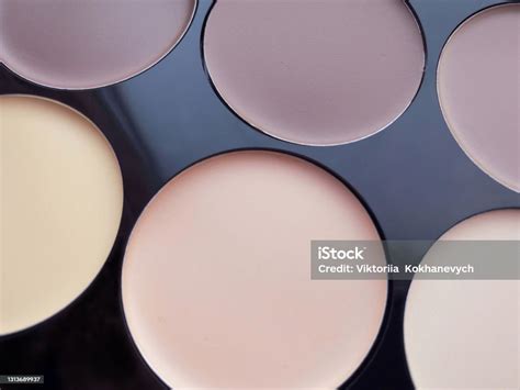메이크업을 위한 컨투어링 다양한 색상의 컨실러 세트 뷰티 컨셉 색상 견본에 대한 스톡 사진 및 기타 이미지 색상 견본 0명 가까운 Istock