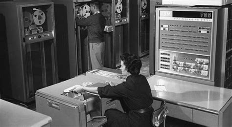 Zpátky do minulosti IBM 701 a Impérium vrací úder 21 5 2021 Jablíčkář cz