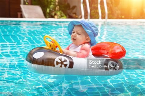 아기는 수영을 좋아합니다 바다에서 여름 방학 1 세 미만의 어린 소녀가 자동차 모양으로 팽창 식 보트를 운전 하 고 있습니다 수영장에서 감정에 대한 스톡 사진 및 기타