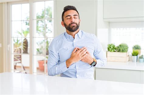 잘생긴 히스패닉 비즈니스 남자 얼굴에 닫힌 된 눈과 감사 제스처와 가슴에 손으로 웃 고 건강 개념입니다 감사에 대한 스톡 사진 및 기타 이미지 Istock