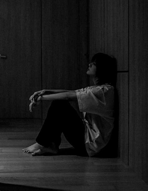 عکس دختر غمگین در شب برای پروفایل وبسایت ریکپ