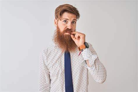 젊은 빨간 머리 아일랜드어 사업가 고립 된 흰색 배경 입위에 서 입술 손가락으로 지퍼로 닫습니다 비밀과 침묵 금기 이야기 개념에