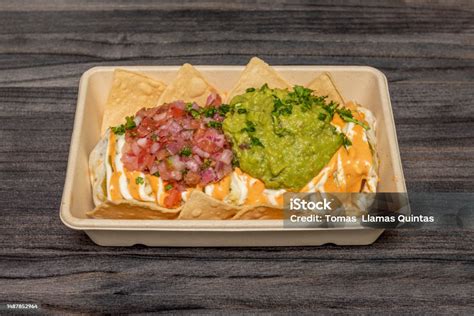 피코 데 갈로와 과카몰리를 곁들인 멕시칸 엔칠라다 체다 치즈 크림 파슬리와 옥수수 칩을 곁들인 퀘소 프레스코 건강한 생활방식에 대한 스톡 사진 및 기타 이미지 Istock