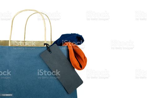 흰색 배경에 텍스트가 없는 검은색 레이블이 있는 파란색 종이 봉지 판매 개념입니다 공간을 복사합니다 0명에 대한 스톡 사진 및 기타 이미지 Istock