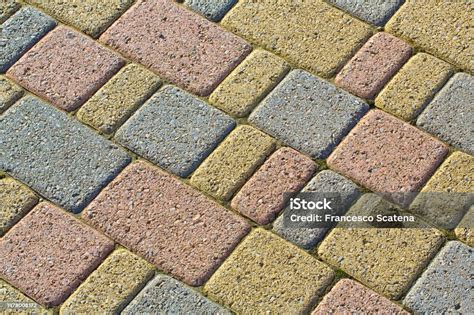 모래 기판에 조립 된 컬러 콘크리트 자체 잠금 바닥 블록 건축법에서 요구하는대로 빗물이 투과 할 수있는 바닥재 유형 포장용 석재에 대한 스톡 사진 및 기타 이미지 Istock
