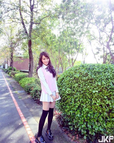 甜到蛀牙！超甜美「制服正妹」一笑媚眾生！制服下「豐滿上圍」讓人好驚喜！ Peekme