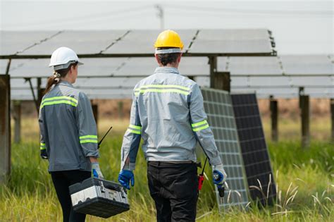 엔지니어 및 기술자 팀 일일 검사 일정에 따라 태양 전지판을 수리해야 합니다 태양 전지 패널의 효율을 계속 수리하고 점검하기 위해 2명에 대한 스톡 사진 및 기타 이미지