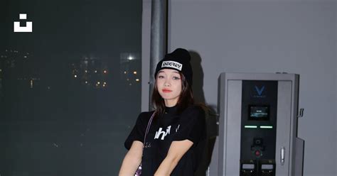 주차장에서 스케이트보드를 타고 서 있는 여성 사진 Unsplash의 무료 여성 이미지